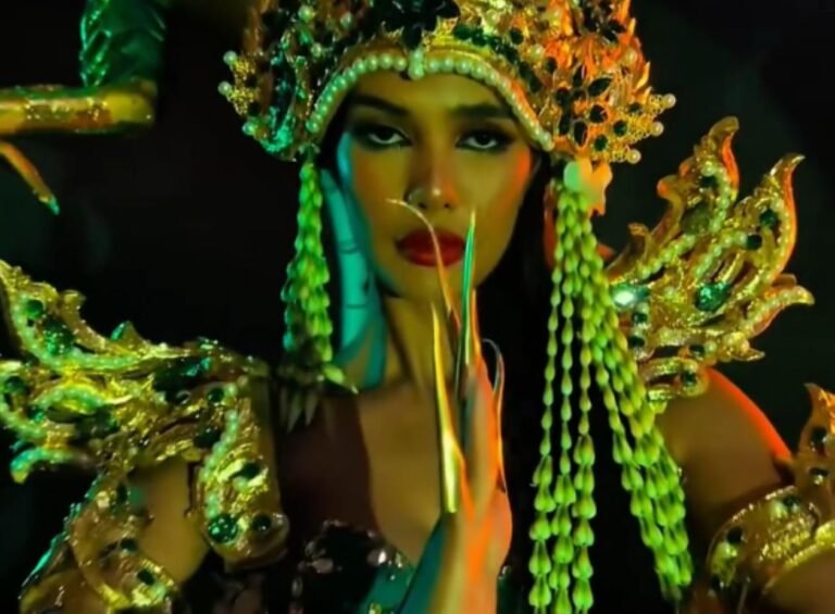 Vina Sitorus Tampil Memukau di Sesi National Costume Competition ...